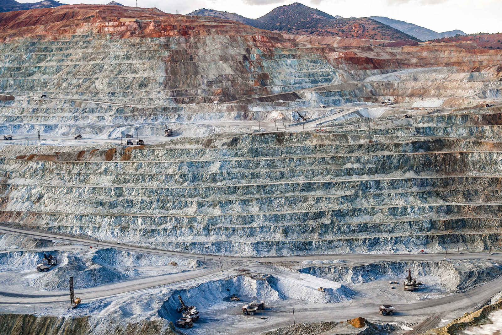 Home - Americas Mining Corporation ENG